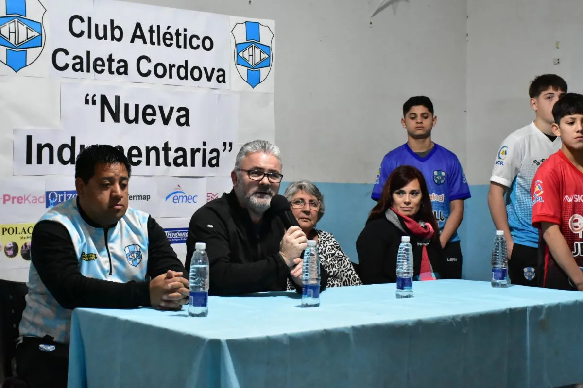 El club Caleta Córdova presentó su nueva indumentaria | Diario Crónica