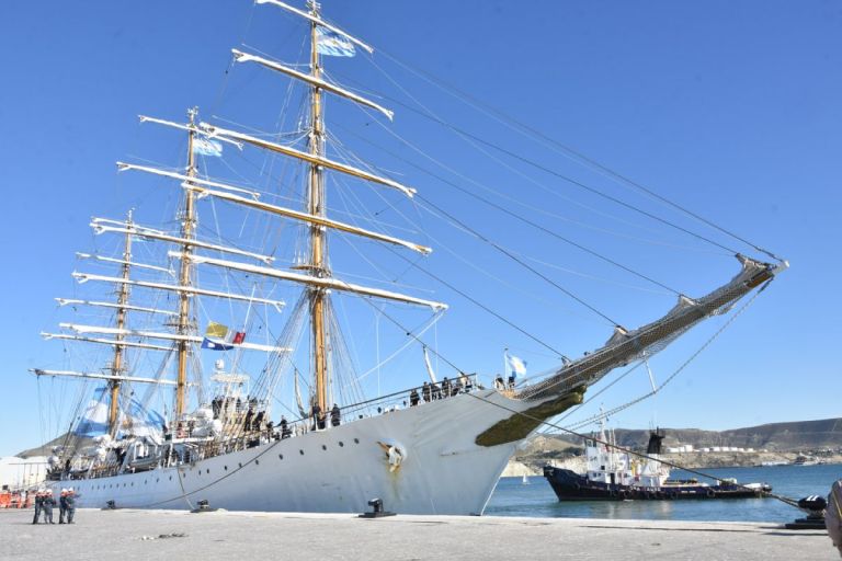 La Fragata ARA Libertad arribó al puerto de Comodoro Rivadavia por ...