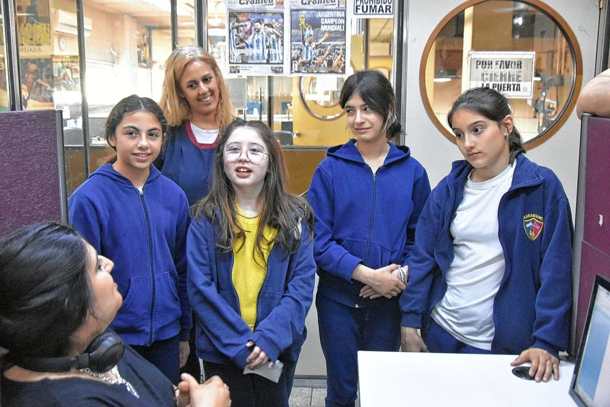 Alumnas del Colegio Abraham Lincoln visitaron las instalaciones del diario Crónica | Diario Crónica