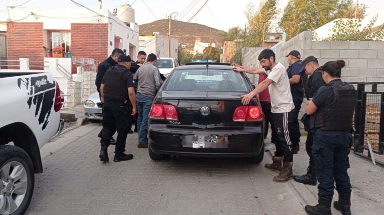 Caminaba con dos amigos y de un auto descendieron 3 sujetos y le ...