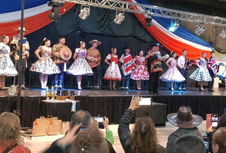 Éxito rotundo en la noche de Cueca en Comodoro Rivadavia | Diario Crónica