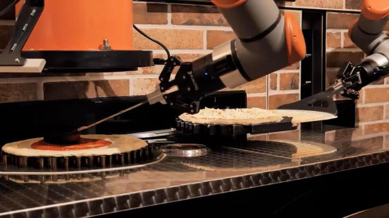 Revolución en la gastronomía por el primer robot pizzero autónomo ...